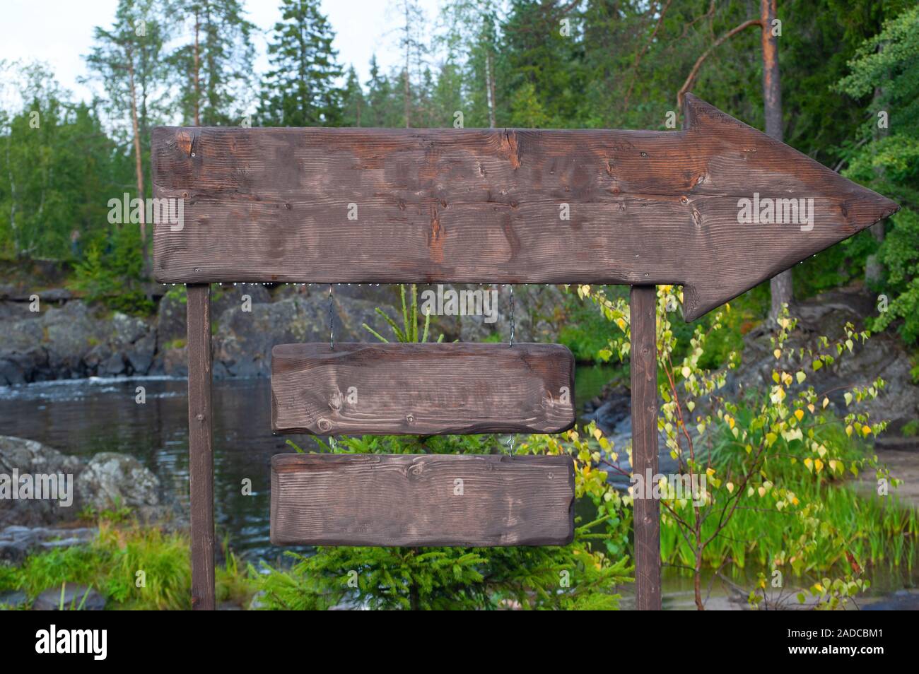 Blank directional arrow sign on nature background. Empty wooden sign ...