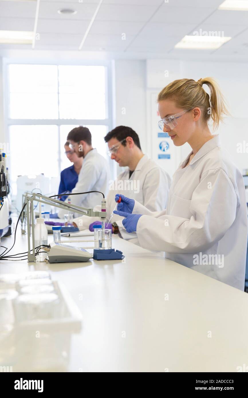 Chemistry students in an undergraduate teaching laboratory using ...