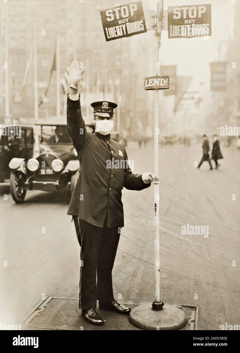 Traffic policeman during the Spanish Flu pandemic. Wearing face masks ...