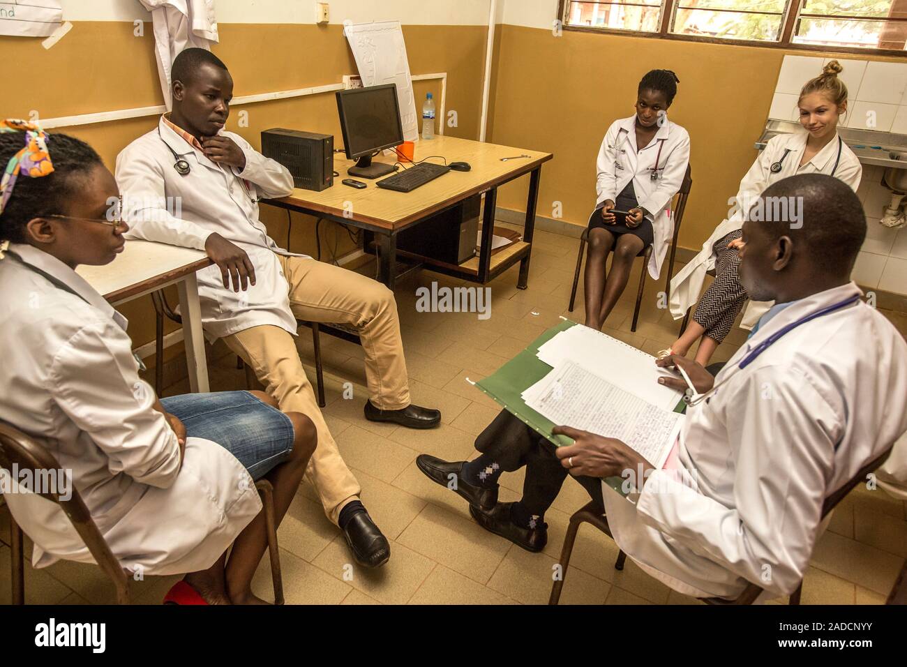 Meeting of hospital doctors relating to ward rounds. Photographed in St ...