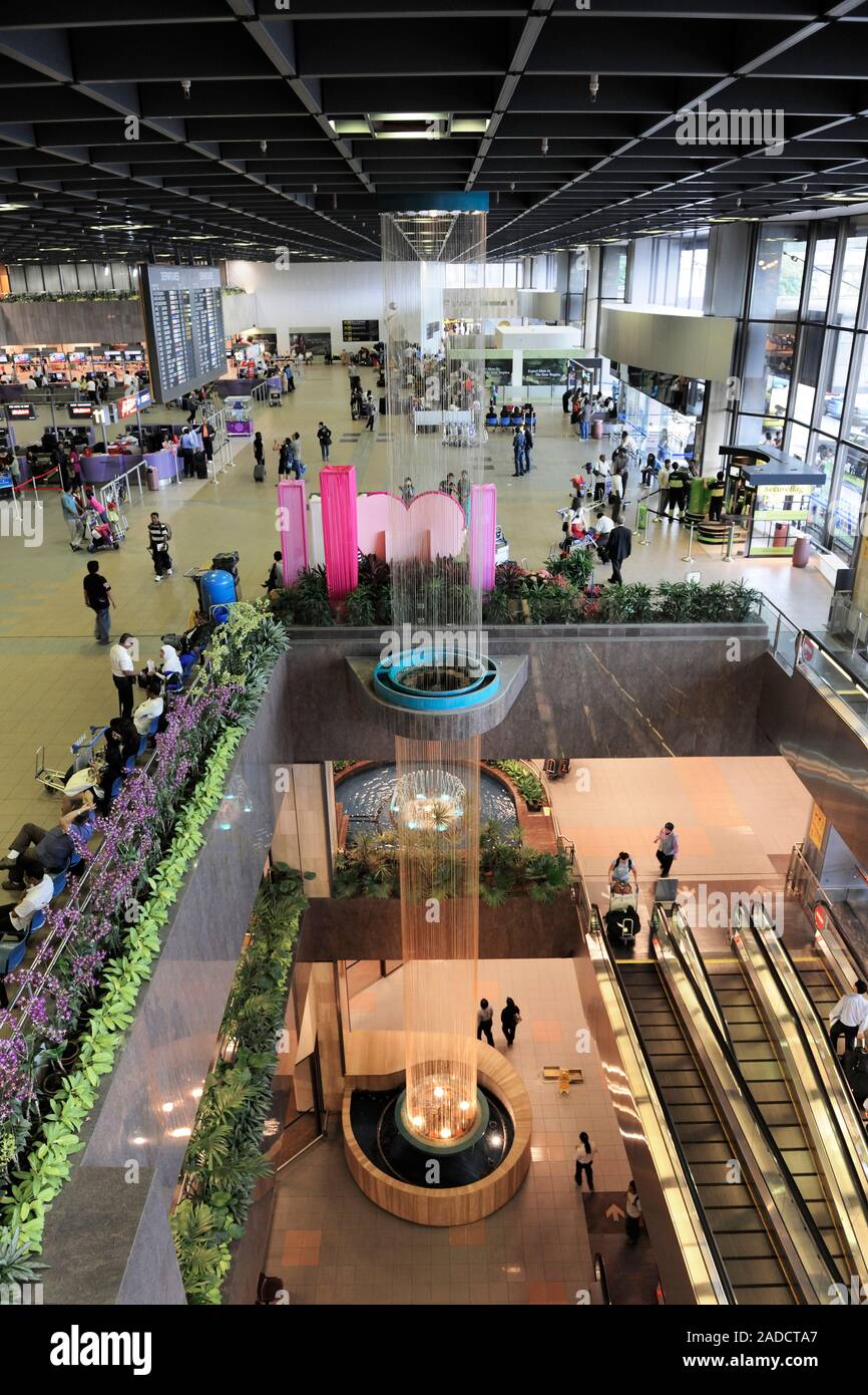Passengers in Terminal 1 of Singapore Changi Airport Stock Photo - Alamy