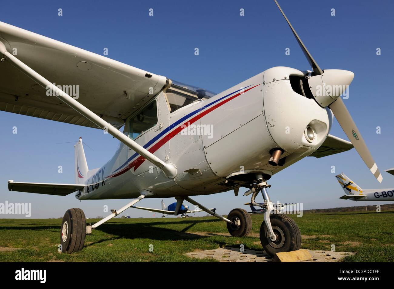 Cessna 152 F152 parked on the grass Stock Photo - Alamy