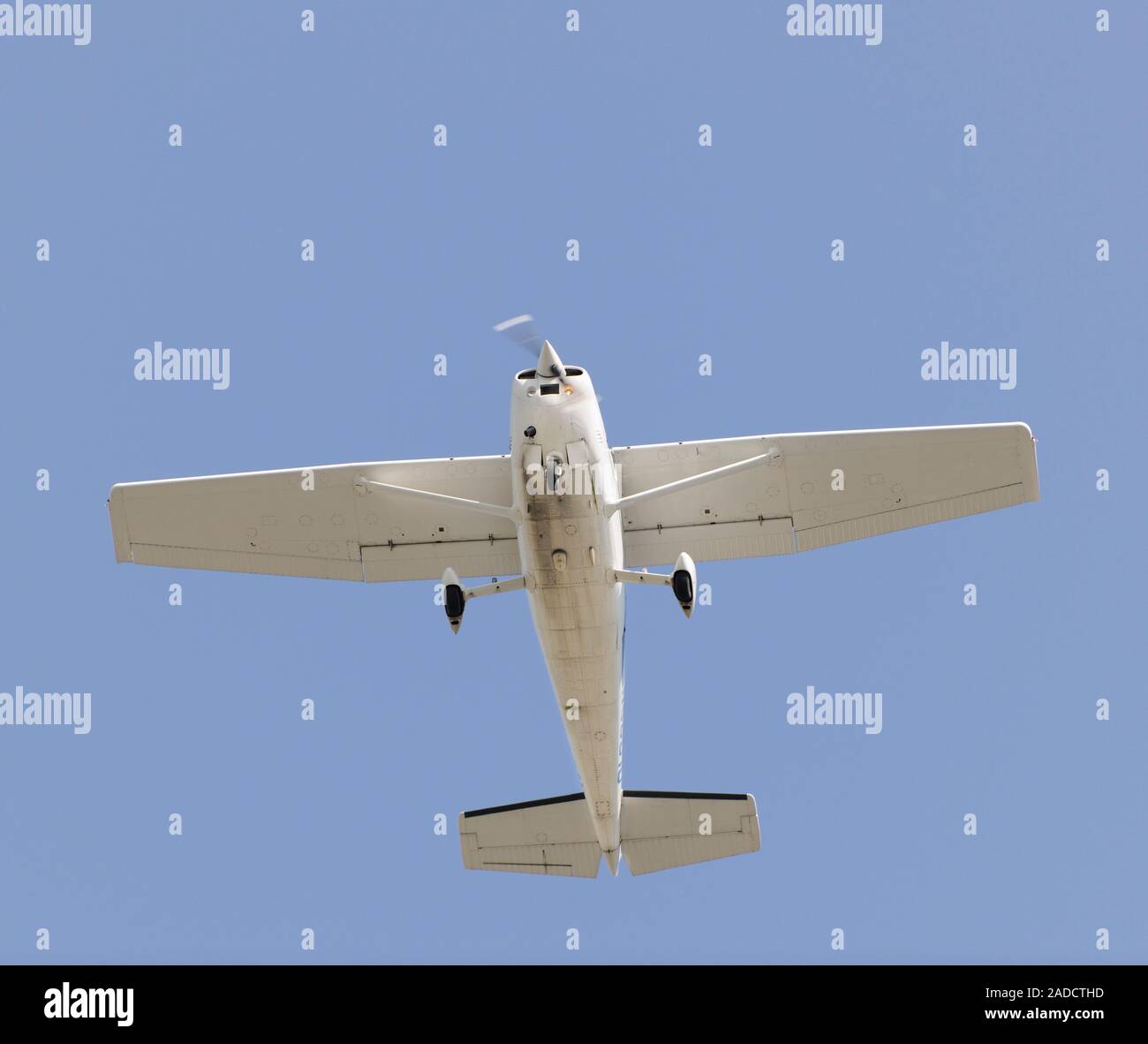 Cessna 172 Skyhawk in flight Stock Photo - Alamy