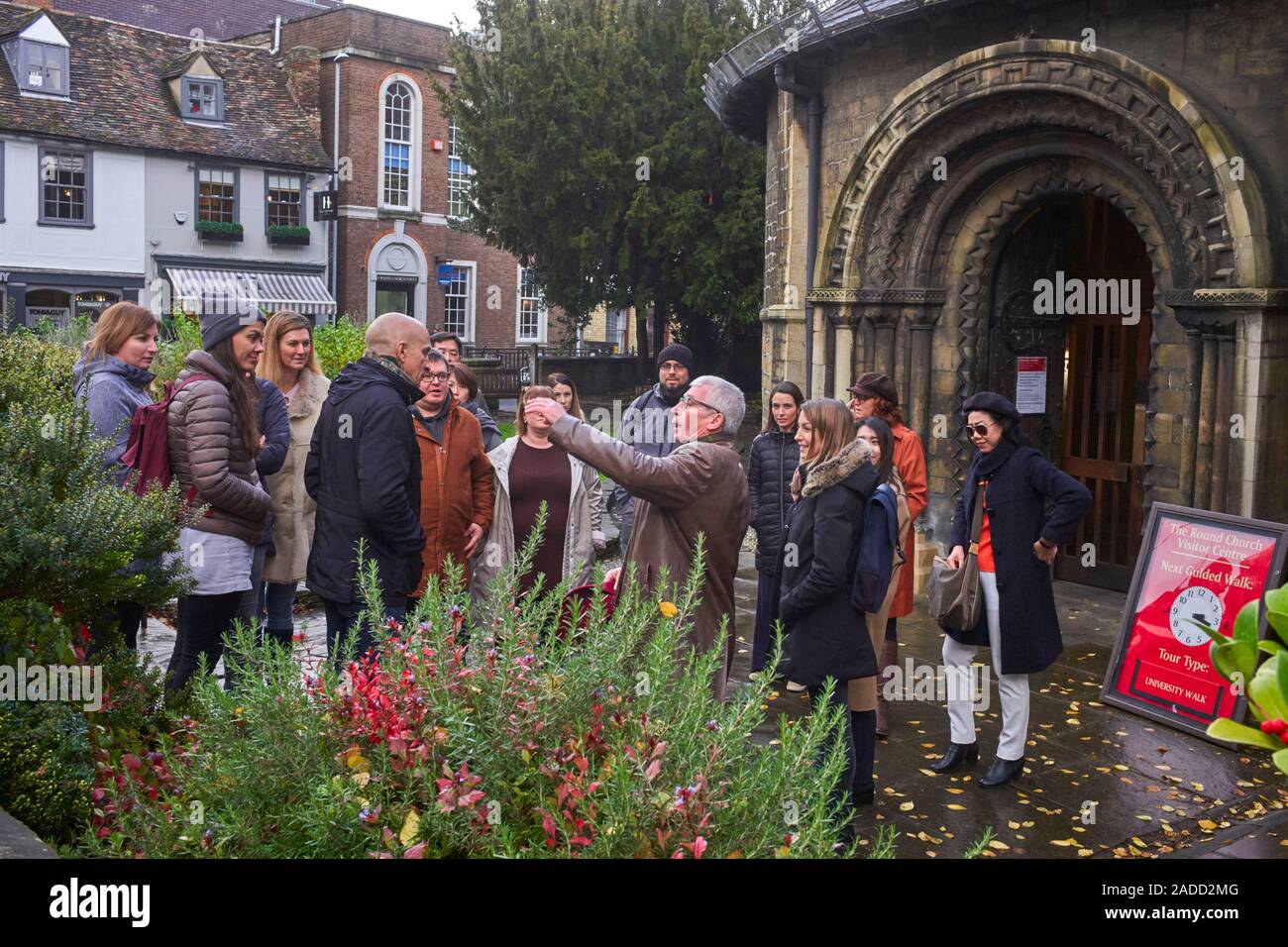 A walking tour guide talking to visitors in Cambridge Stock Photo - Alamy