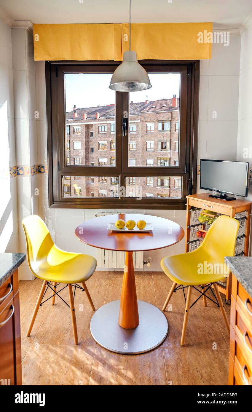 Round table window hi-res stock photography and images - Alamy