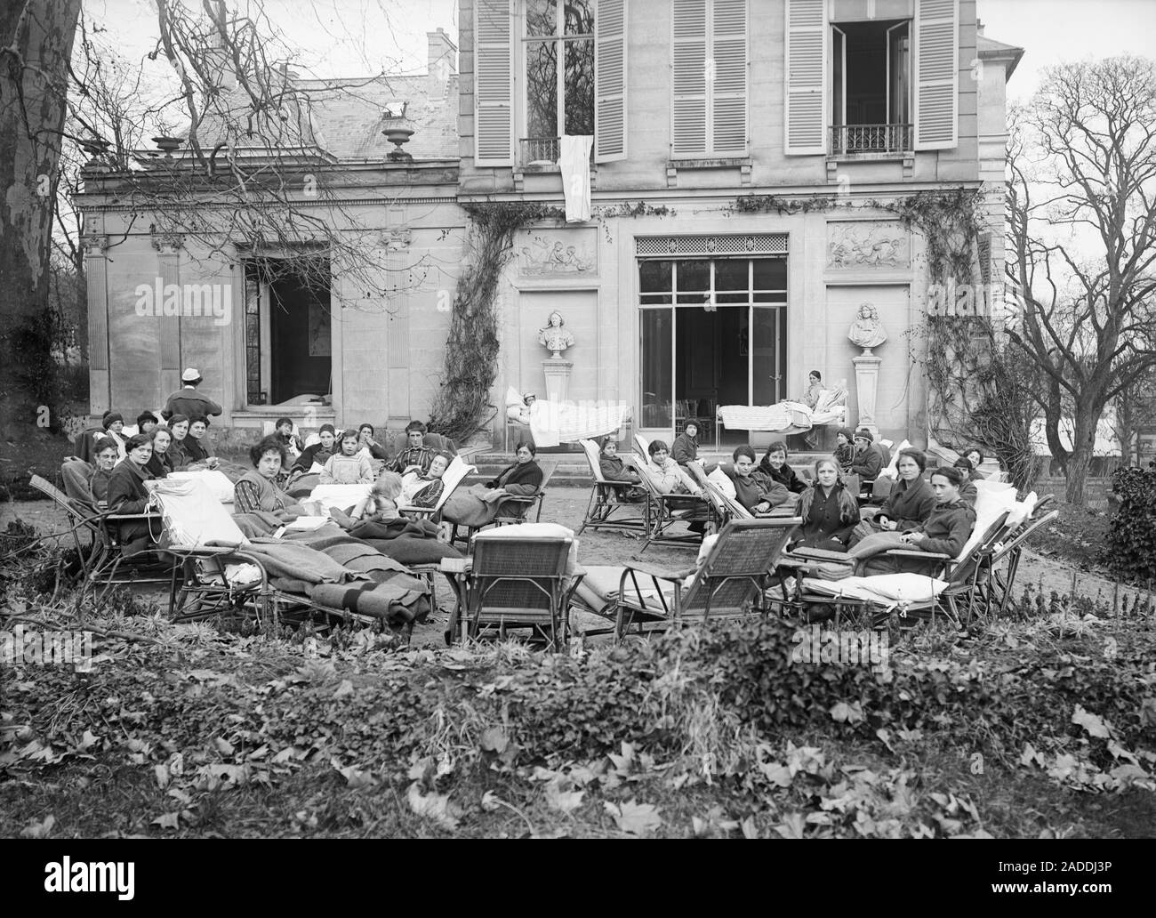 Tuberculosis patients at a sanatorium, Paris, France, 1918 ...