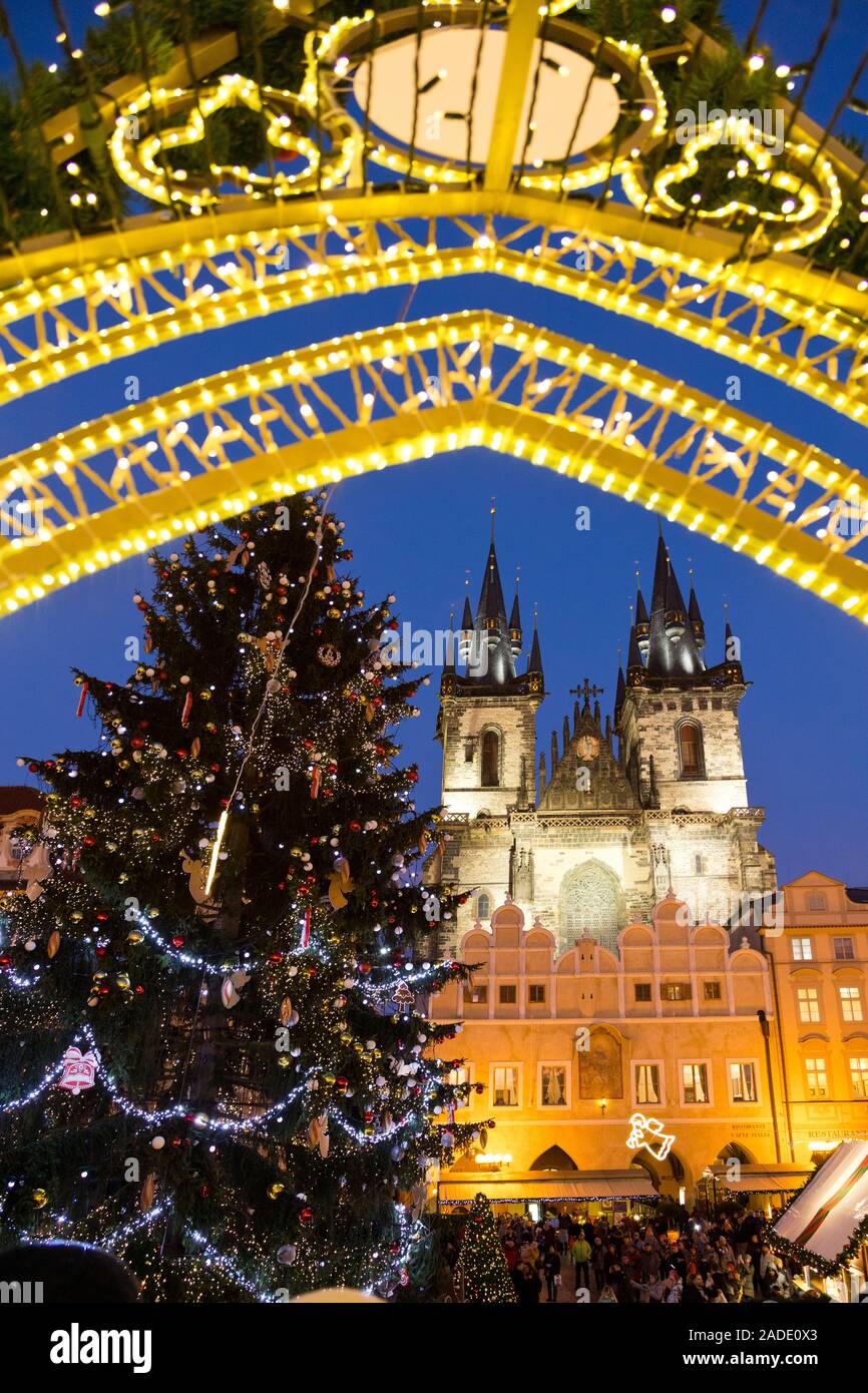 Old Town square, Christmas market in Prague (UNESCO), Czech republic ...