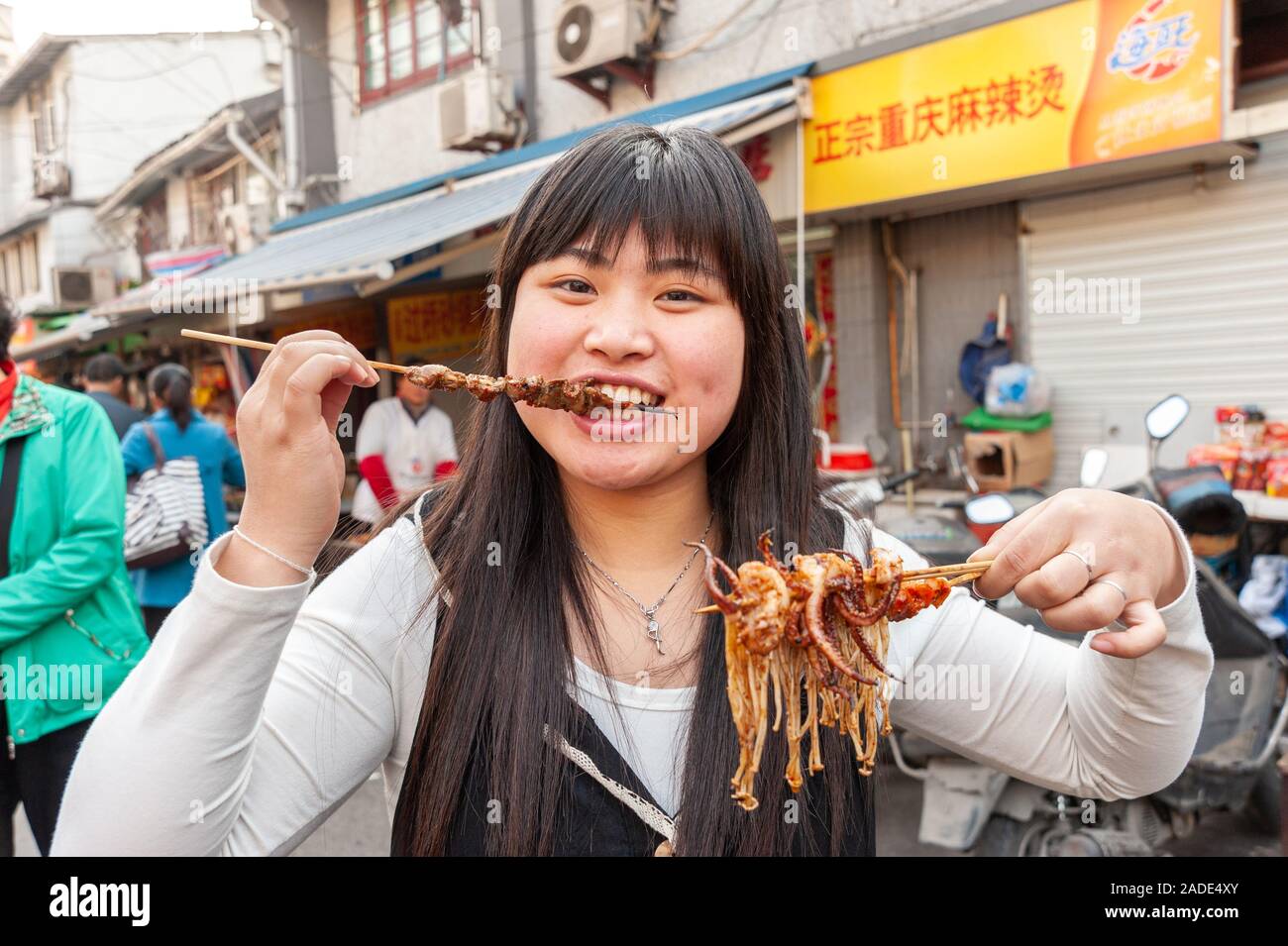 Food street eating asia hi-res stock photography and images - Alamy