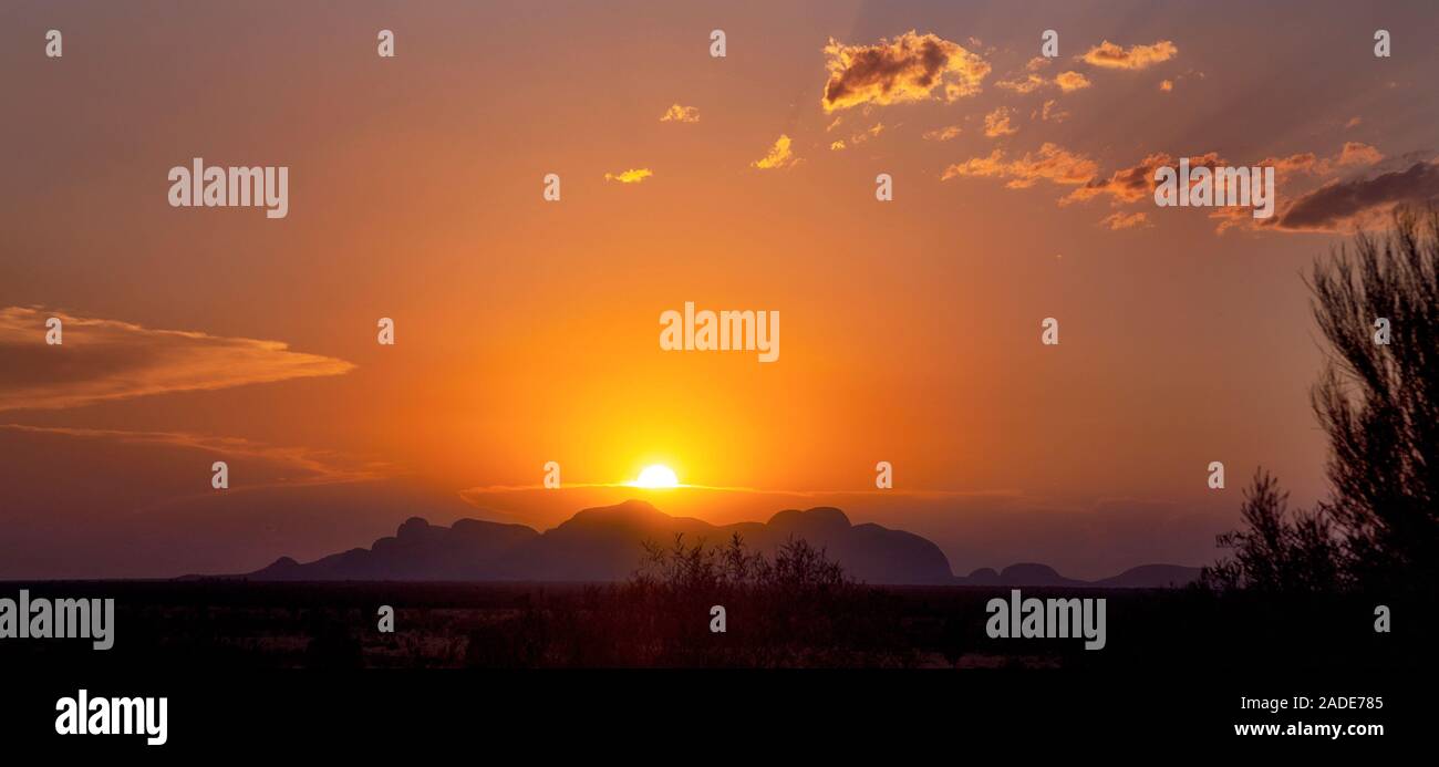 Sunset over Australian desert. Spectacular sunset with distant ...