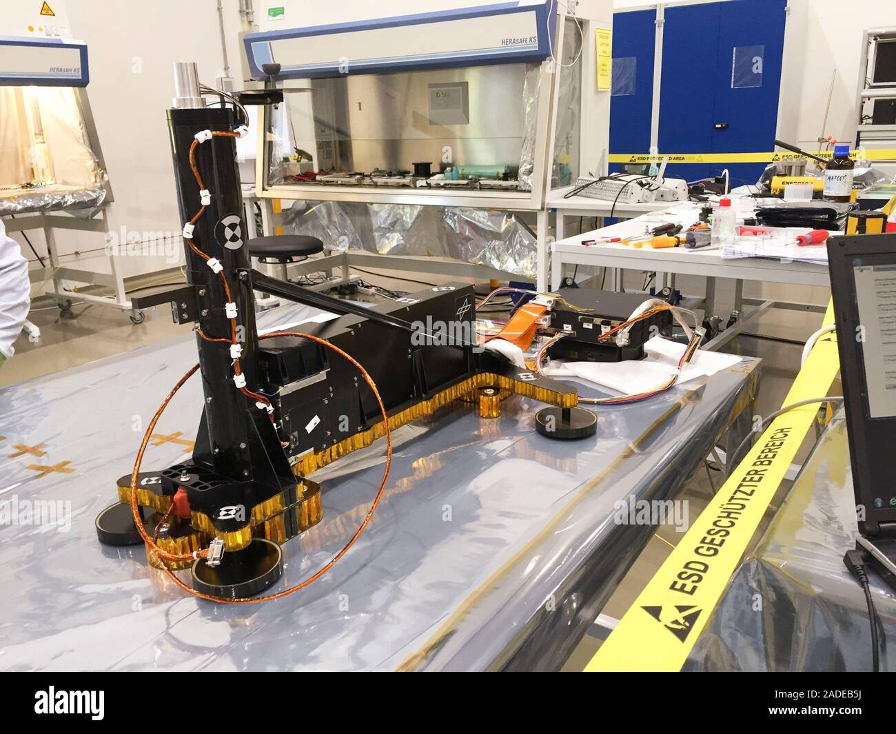 InSight HP3 probe being tested. InSight's heat probe (the Heat and ...
