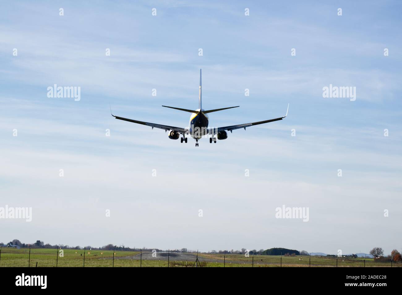 Ryanair Boeing 737-800 approaching the runway to land at Bergerac ...