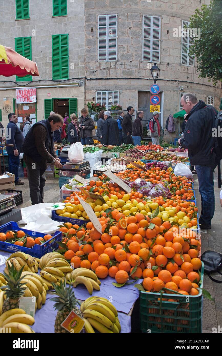 Weekly market hi-res stock photography and images - Alamy