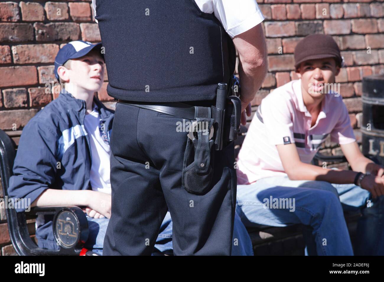 Policeman talking to group of teenage boys Stock Photo - Alamy