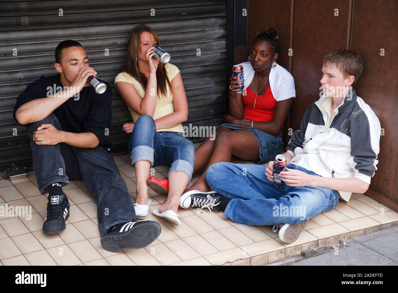 Group of teenagers drinking Stock Photo - Alamy