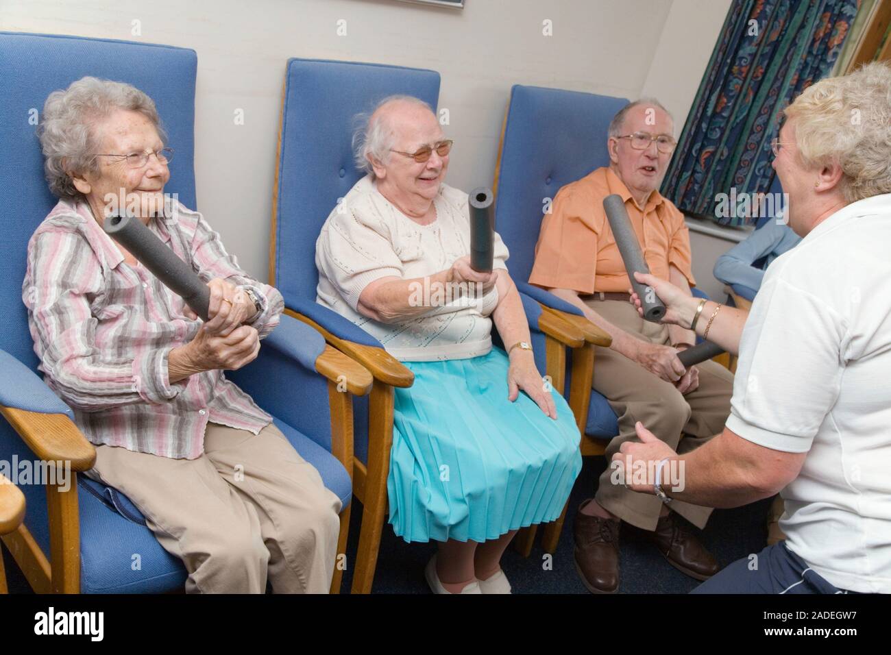 Group of older people in a keep fit class Stock Photo - Alamy