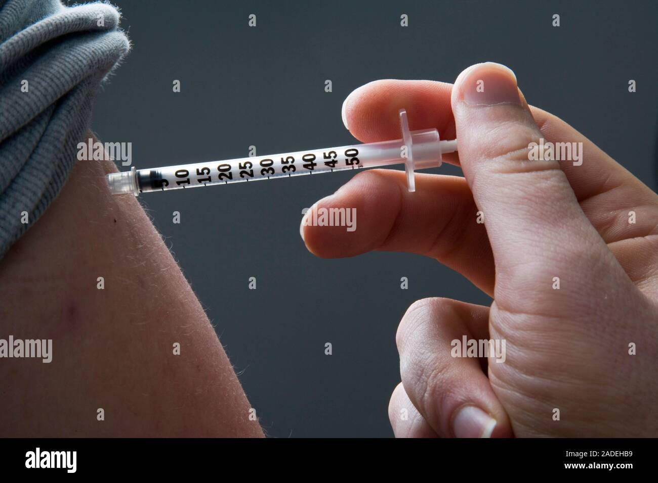 Man injecting himself Stock Photo - Alamy