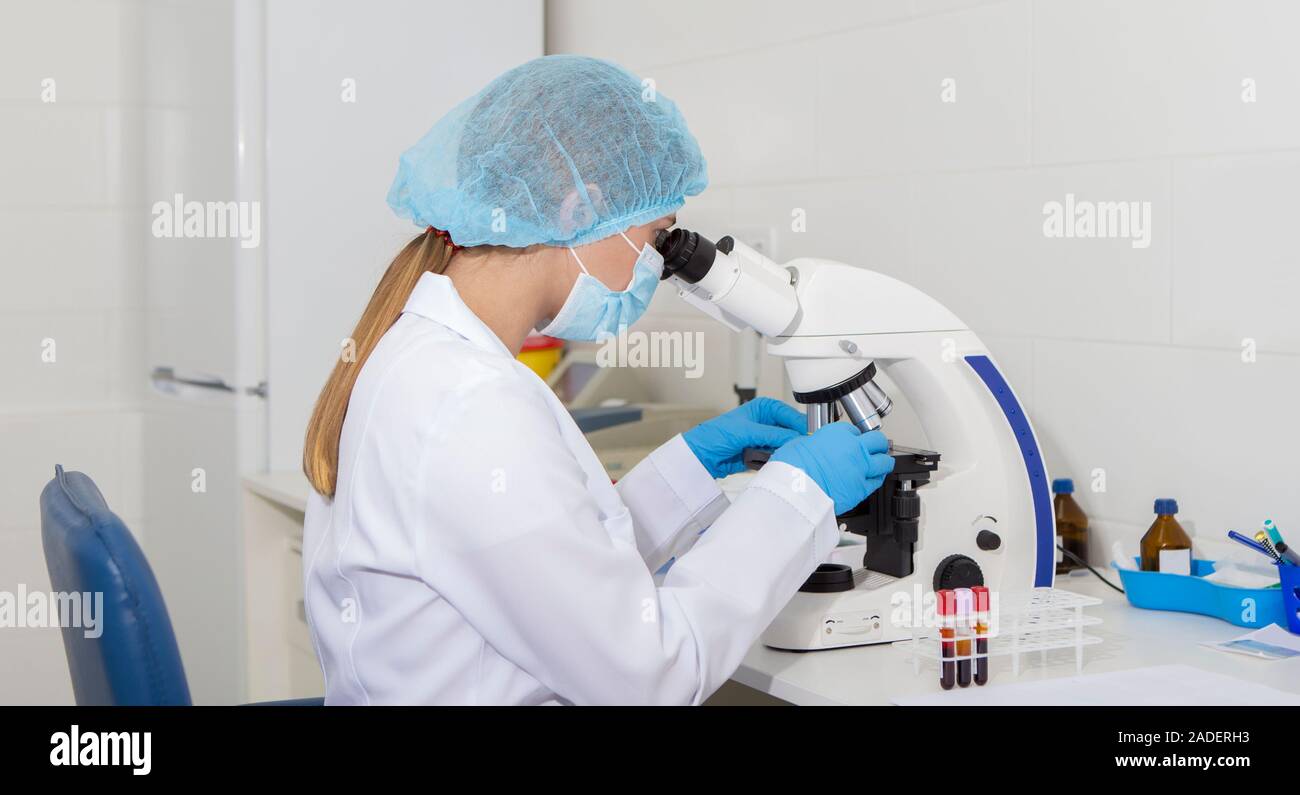 Looking in microscope hi-res stock photography and images - Alamy