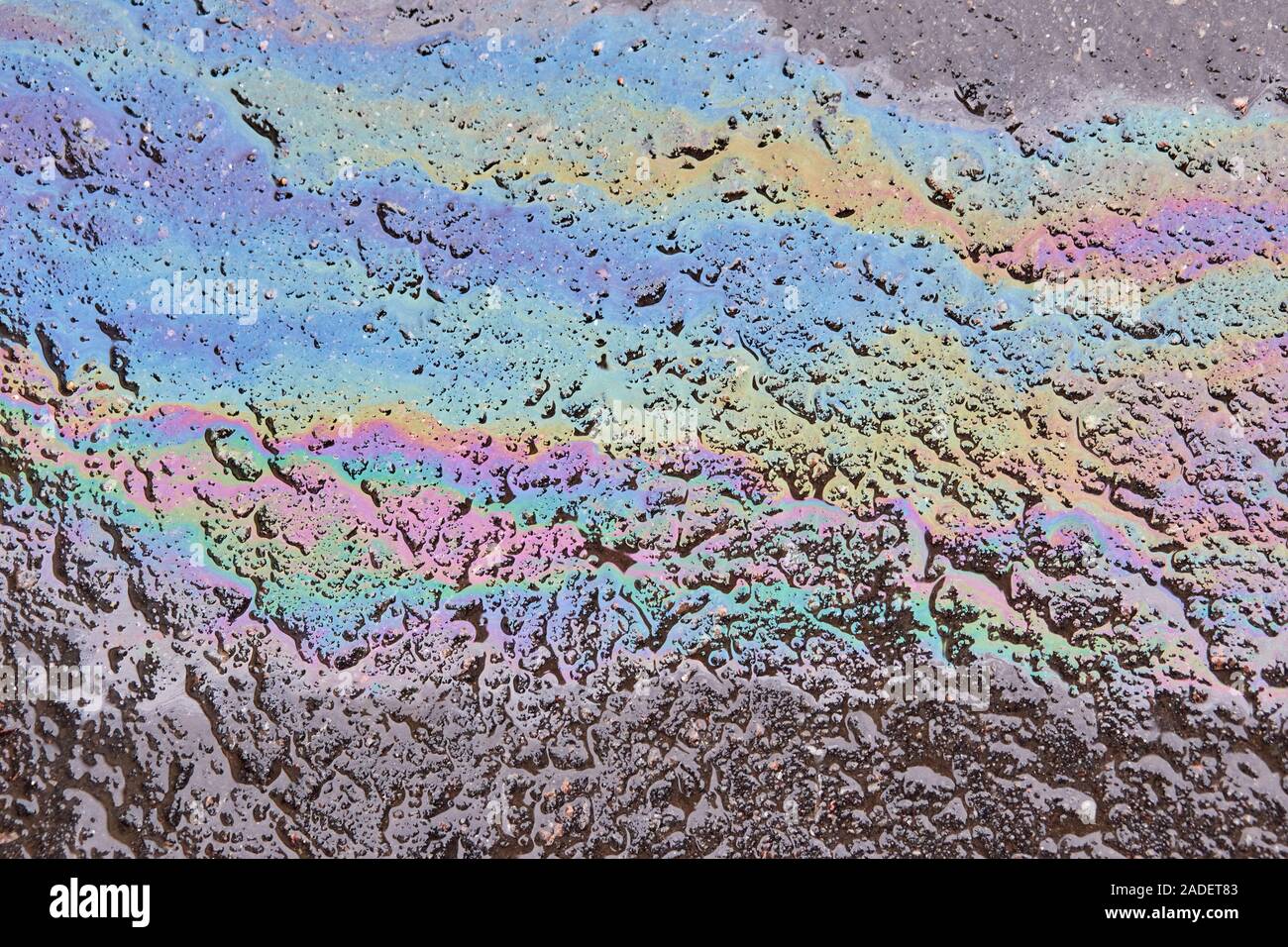 Oil spill on asphalt road background or texture Stock Photo - Alamy