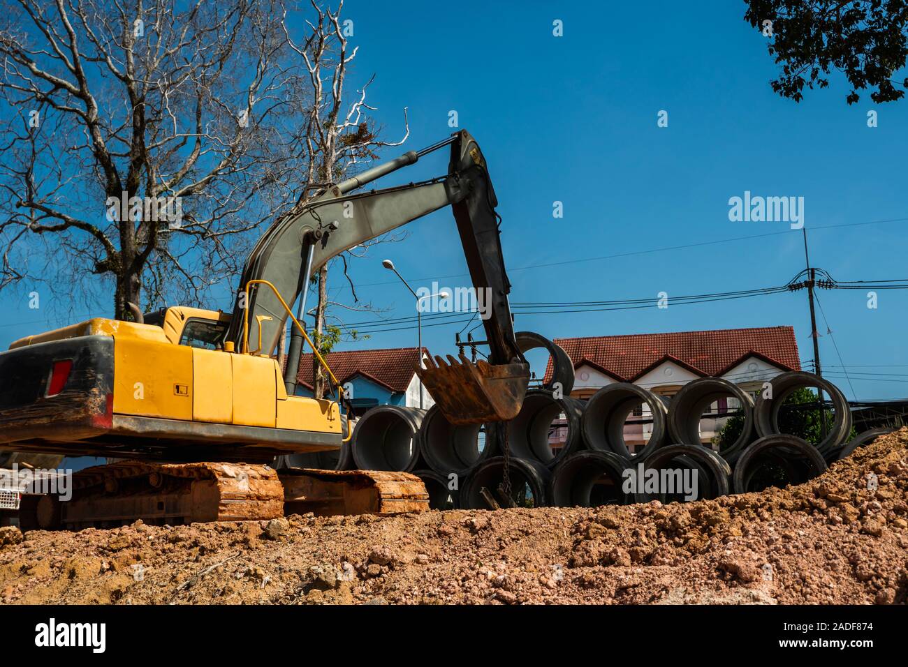 Wheel loader lifting excavator bucket hi-res stock photography and ...