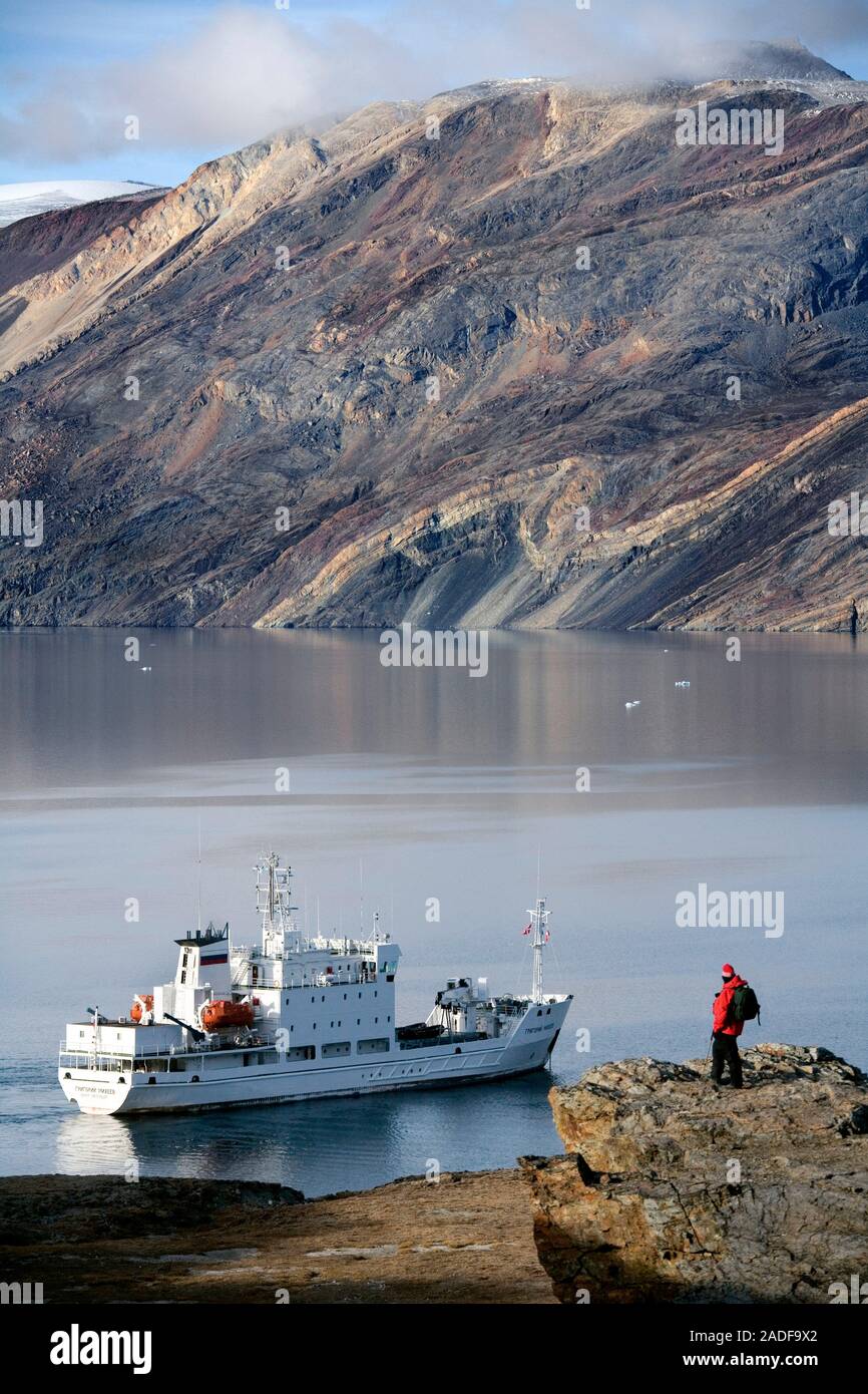 Tourist ship crossing Flower Bay (Blomsterbugten) in Franz Joseph Fjord ...