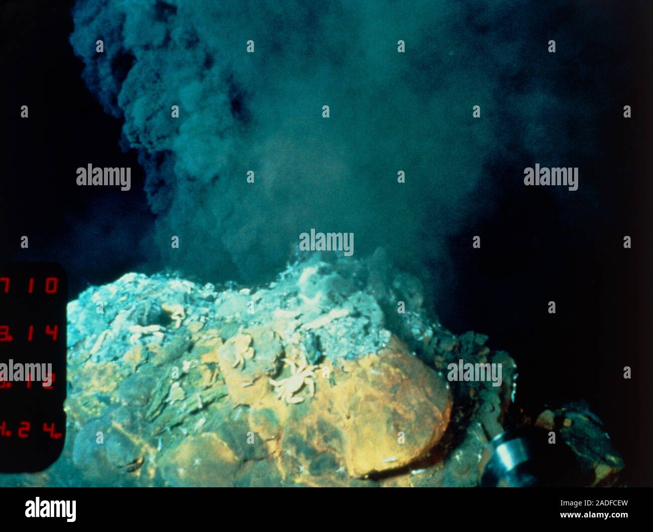 Black smoker vent. View of a hydrothermal vent on the mid-Atlantic ...