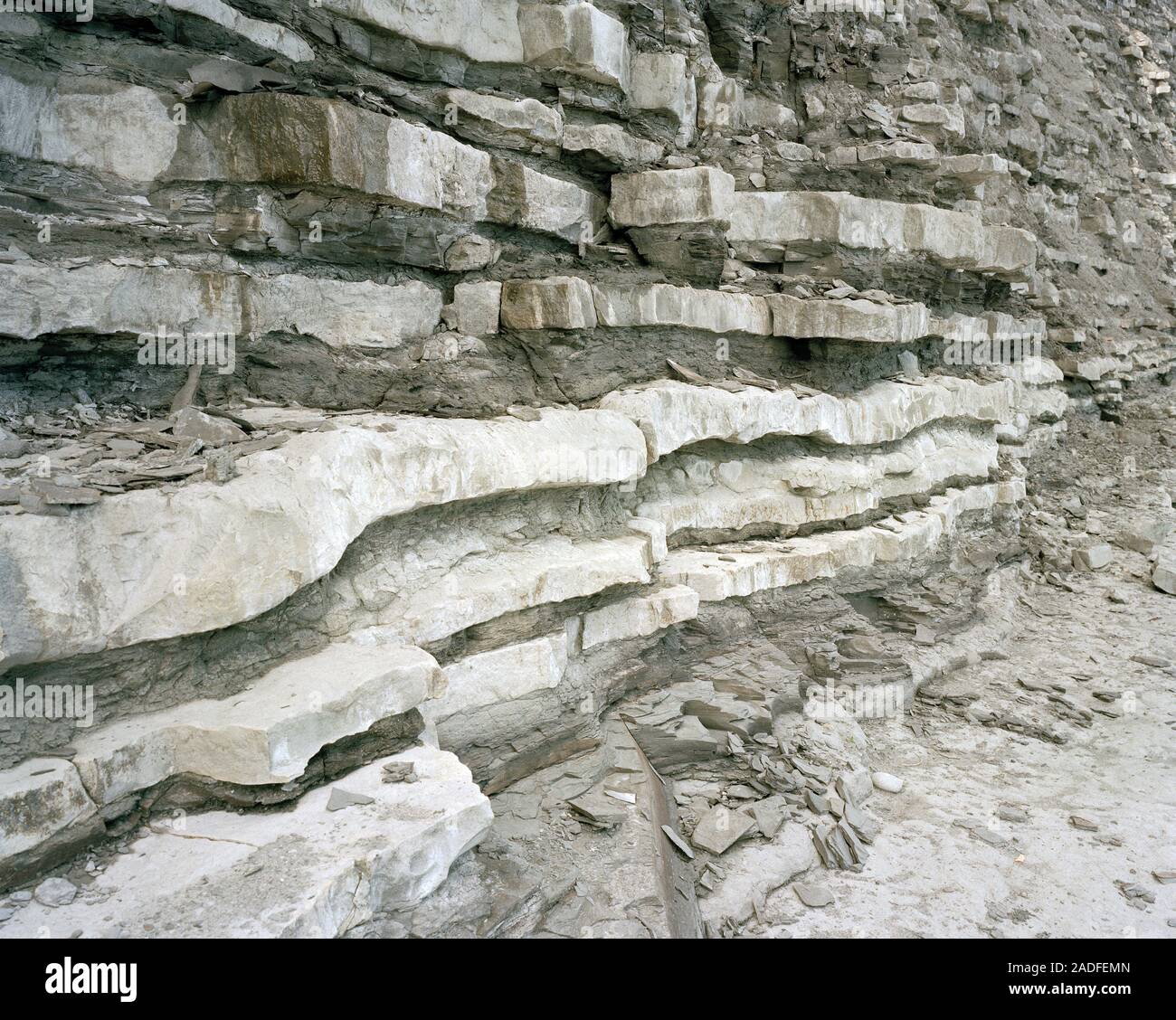 Jurassic fossil-bearing rock strata. Crumbling strata in Jurassic ...