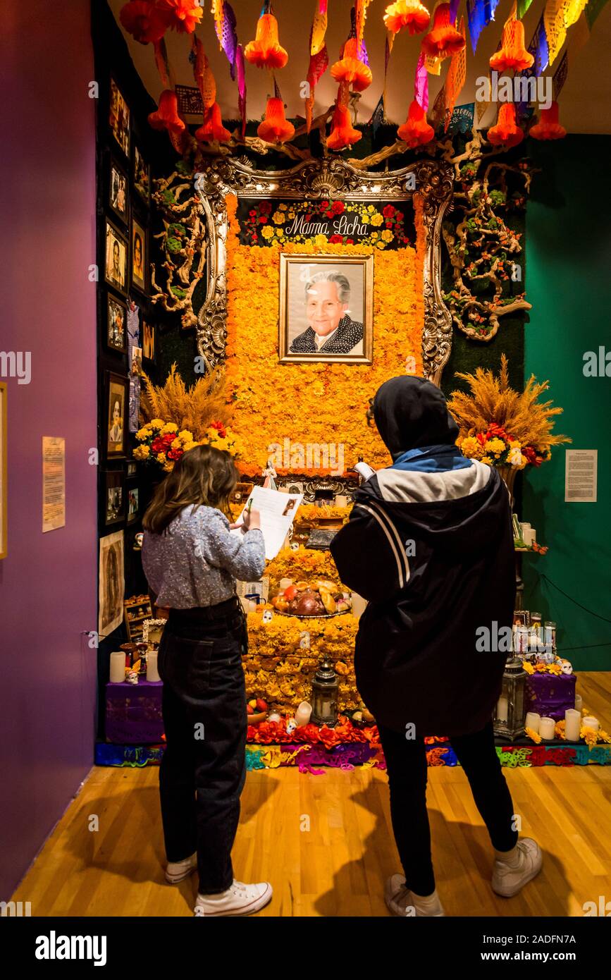 Ofrenda Artwork, traditional display of objects for the Day of The Dead ...
