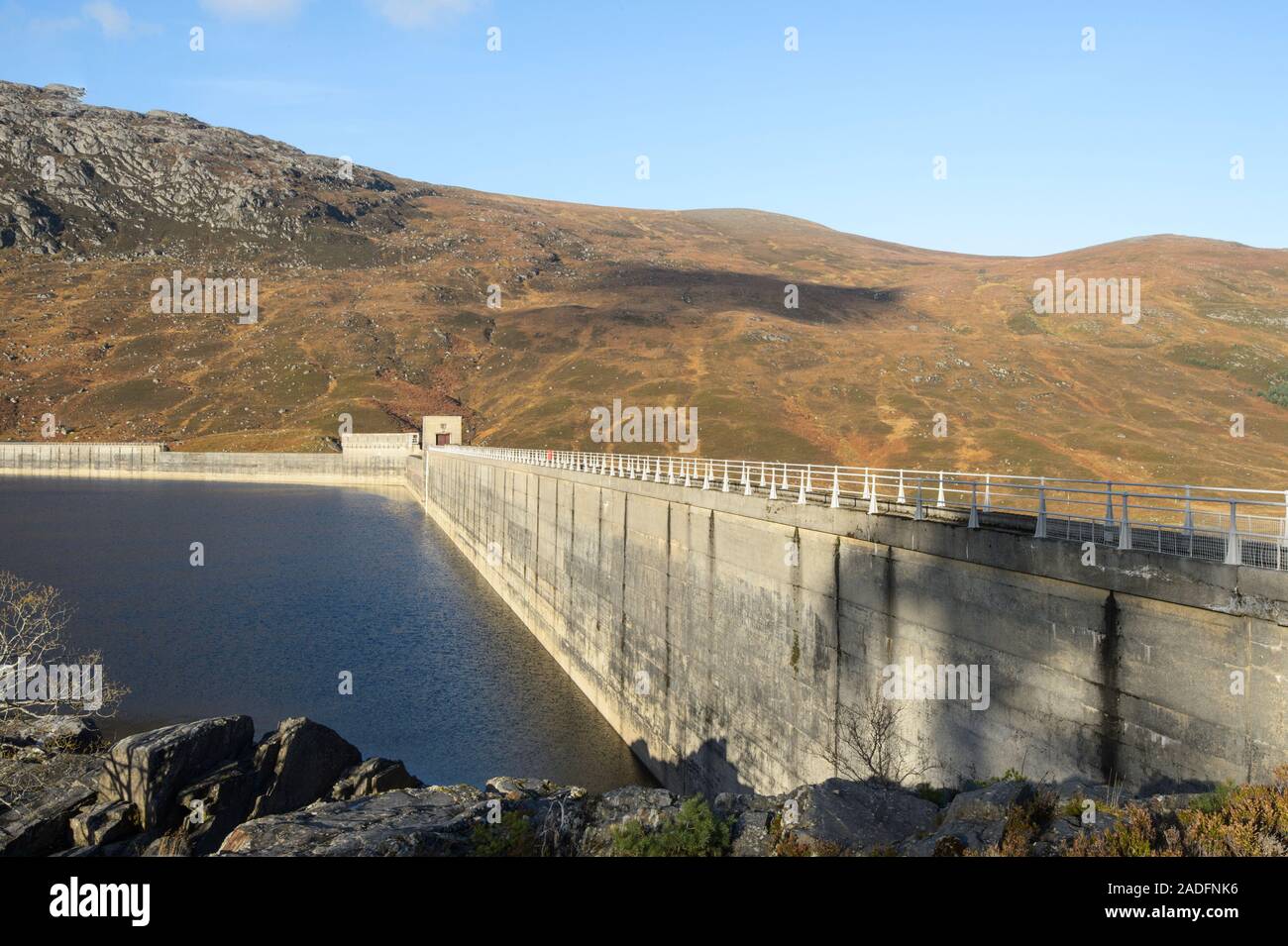 Loch Mullardoch Hydro dam, Glen Cannich, Highlands, Scotland Stock ...