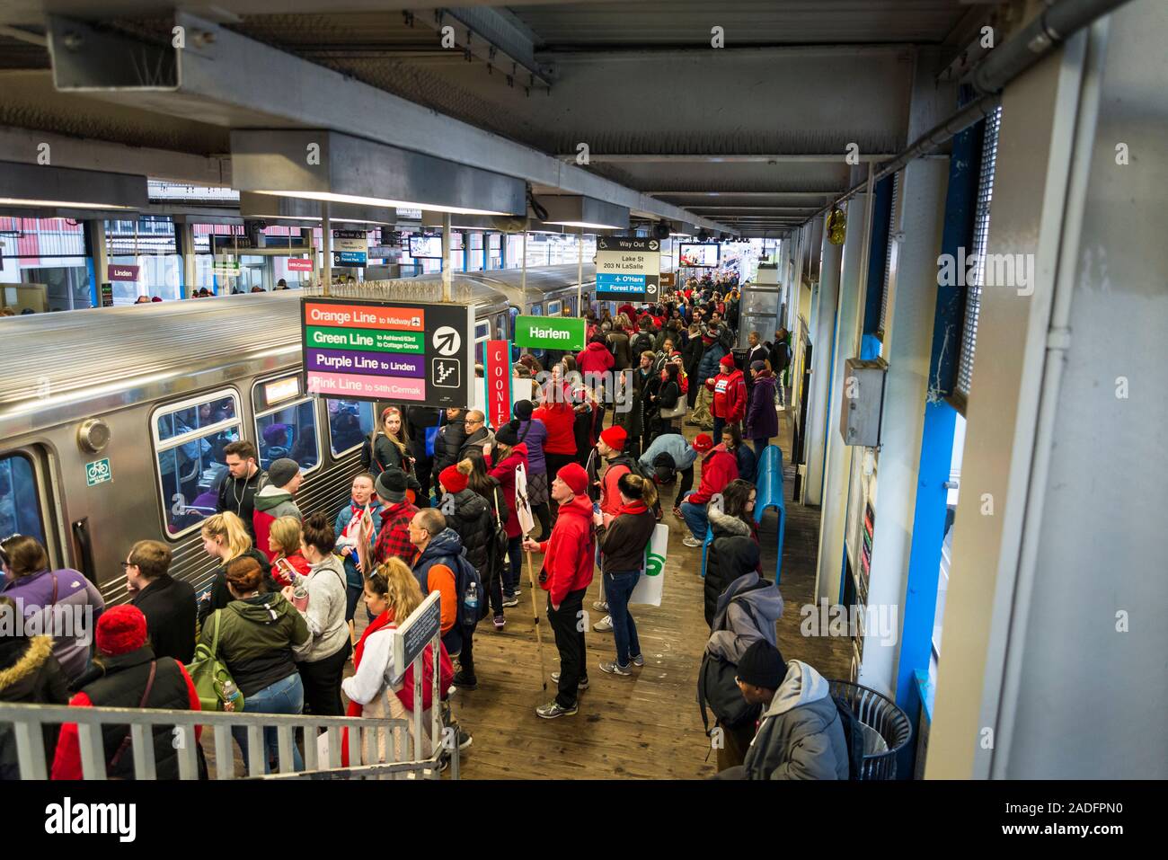 Busy platform of L train, Chicago, Illinois, USA Stock Photo - Alamy
