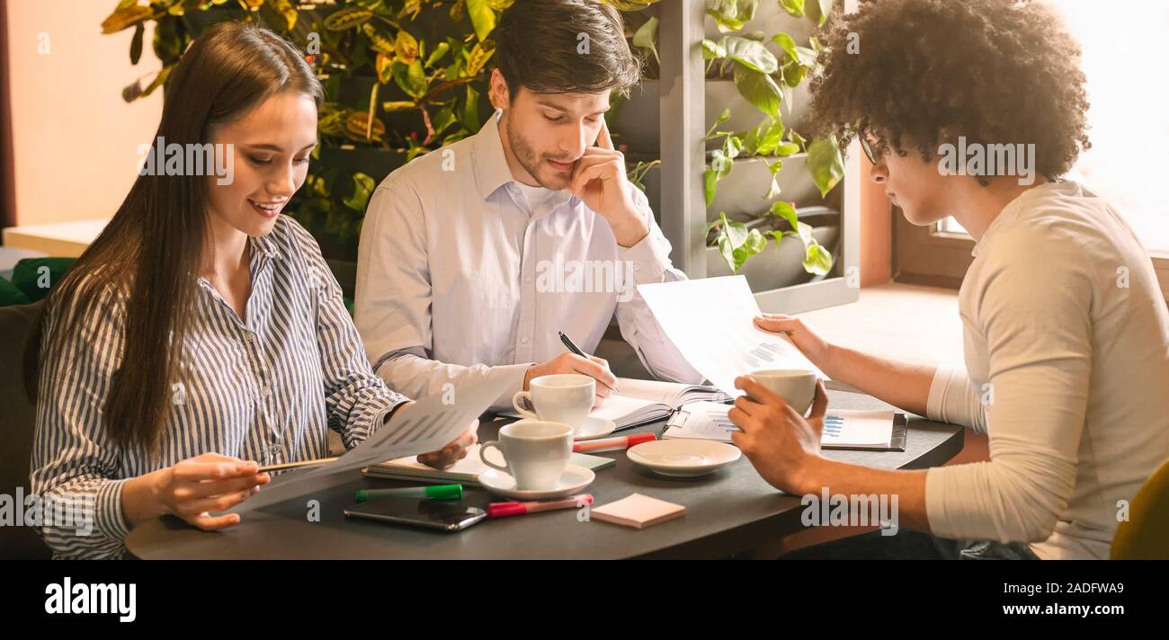 Reading team group hi-res stock photography and images - Alamy