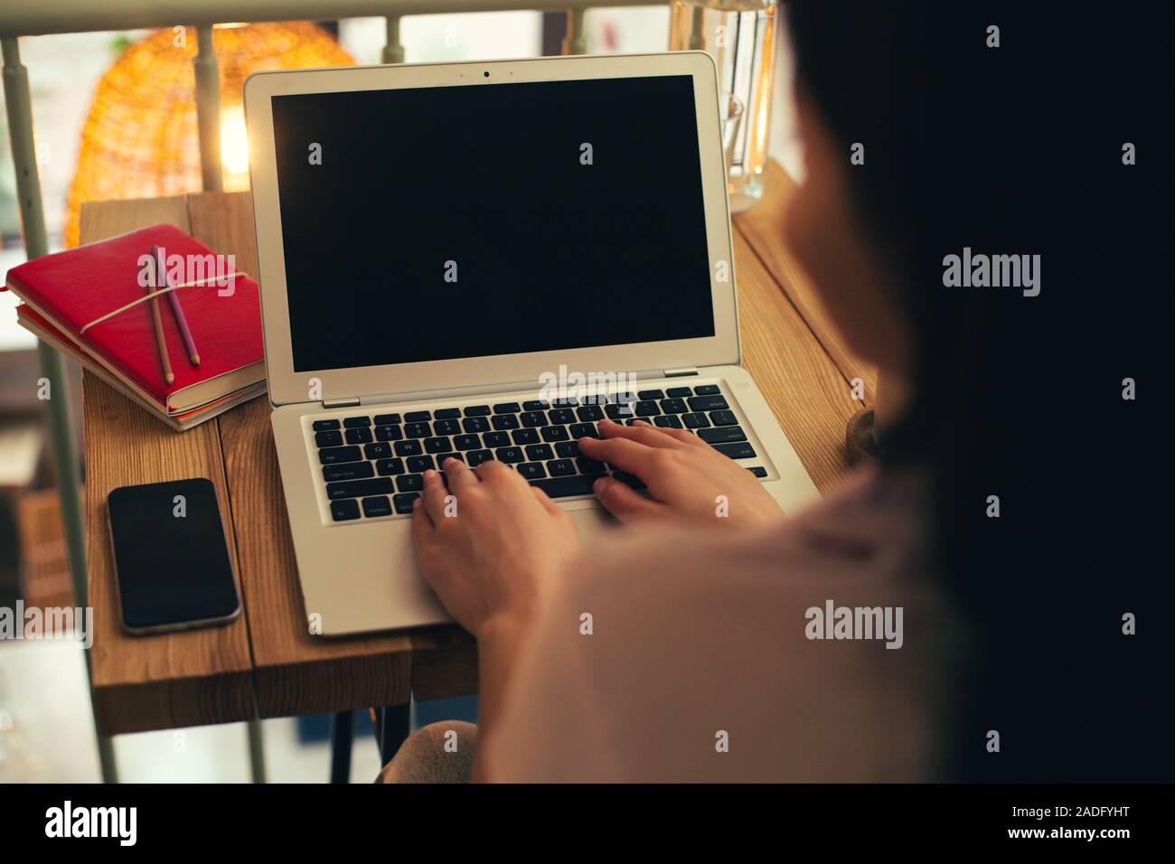 Black screen of laptop and hands on the keyboard Stock Photo - Alamy