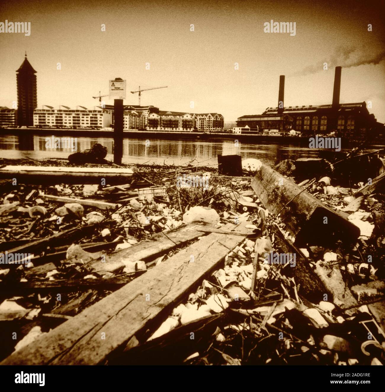 River pollution. Debris on the bank of the River Thames, England Stock ...