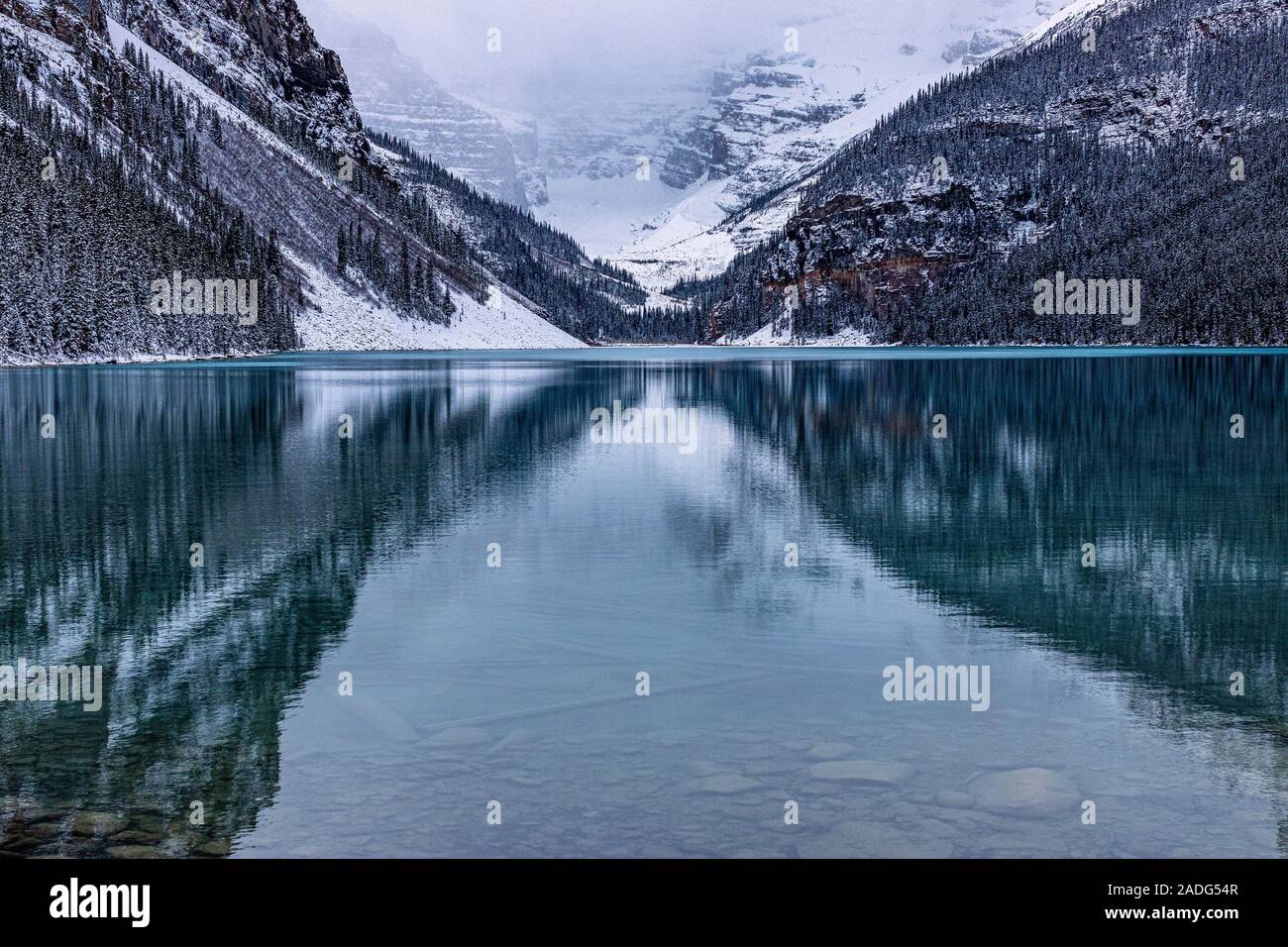 Blue water sceneries hi-res stock photography and images - Alamy