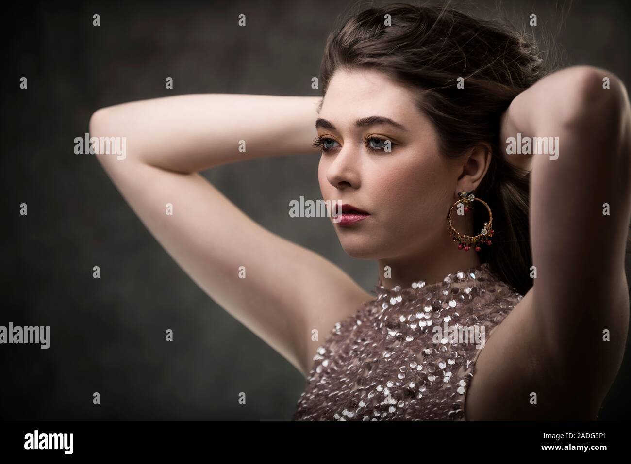 Over shoulder shot fashion model hi-res stock photography and images ...