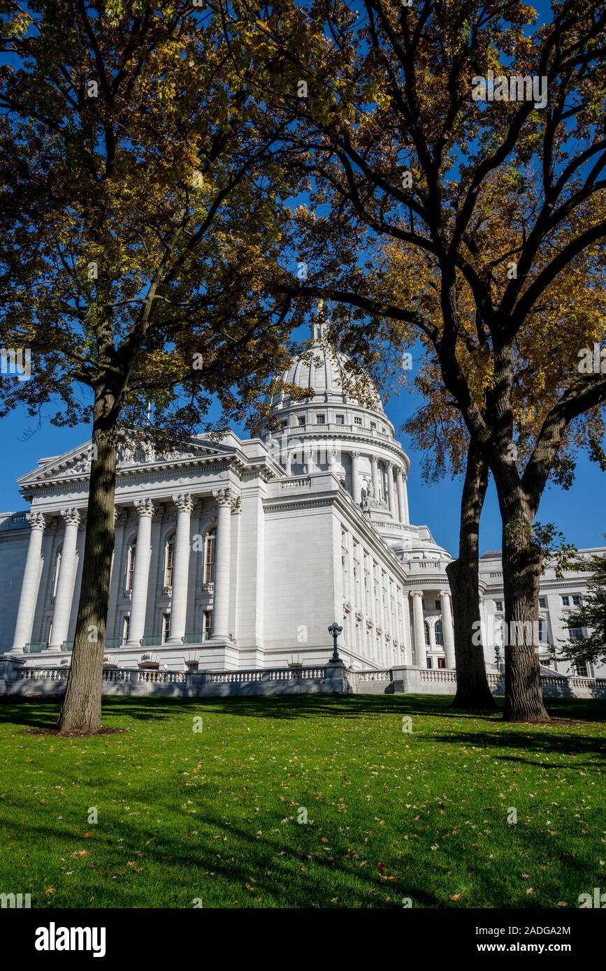 Wisconsin State Capitol, a Beaux-Arts building completed in 2017 ...