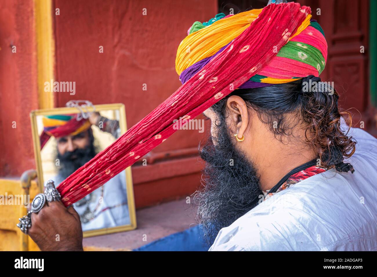 Looking into mirror india hi-res stock photography and images - Alamy