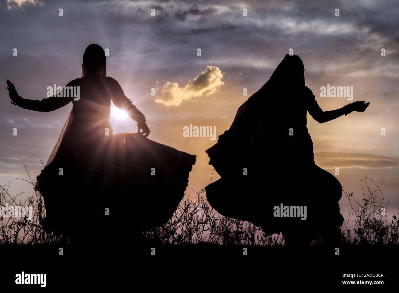 Dancer silhouette sunset india hi-res stock photography and images - Alamy
