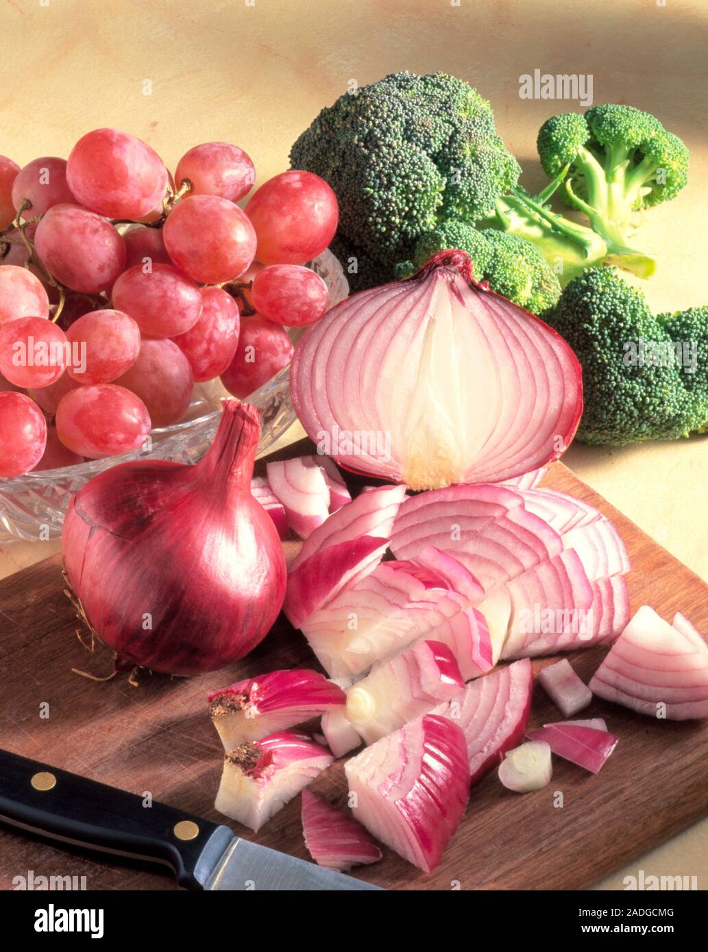 Foods rich in quercetin. Red onions, red grapes and broccoli ...
