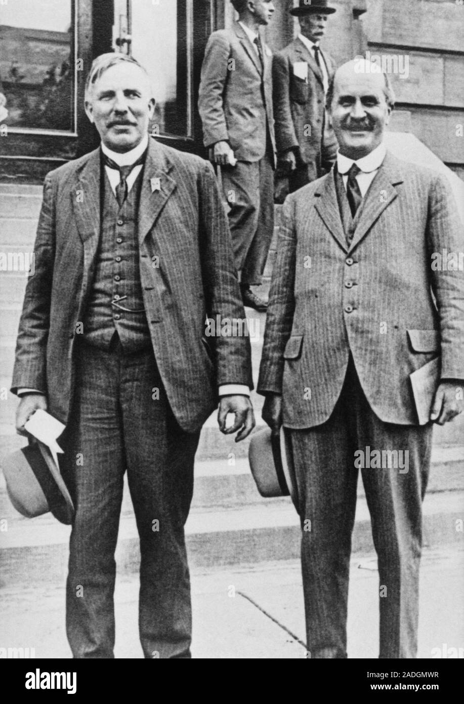 Portrait of the New Zealand born physicist Sir Ernest Rutherford (left ...