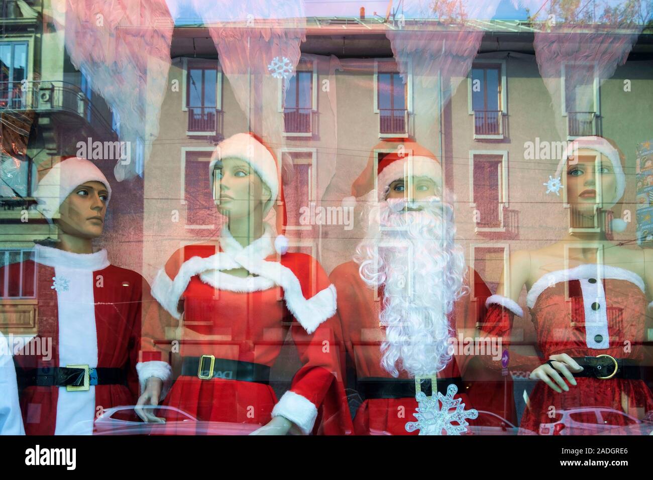 Milano, Italy, december 2019. Santa Claus mannequins in a shop of the ...