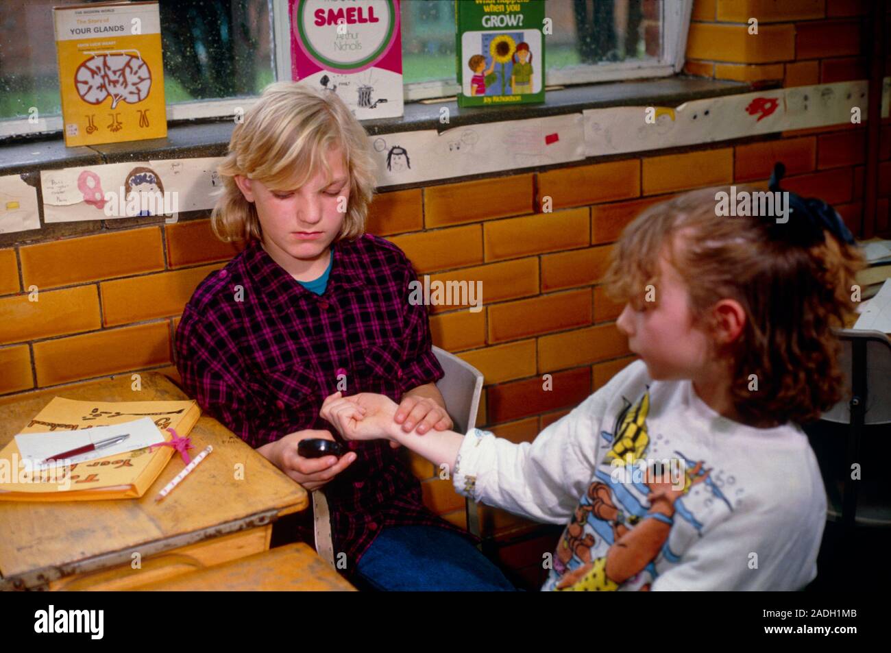 Junior school children learning to measure heart pulse Stock Photo - Alamy