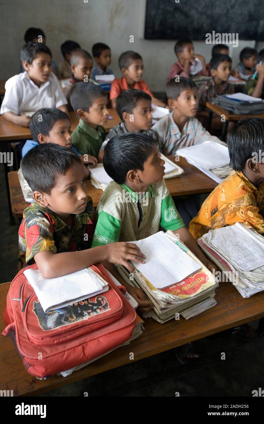 Bangladeshi village school. Children in a school class room ...