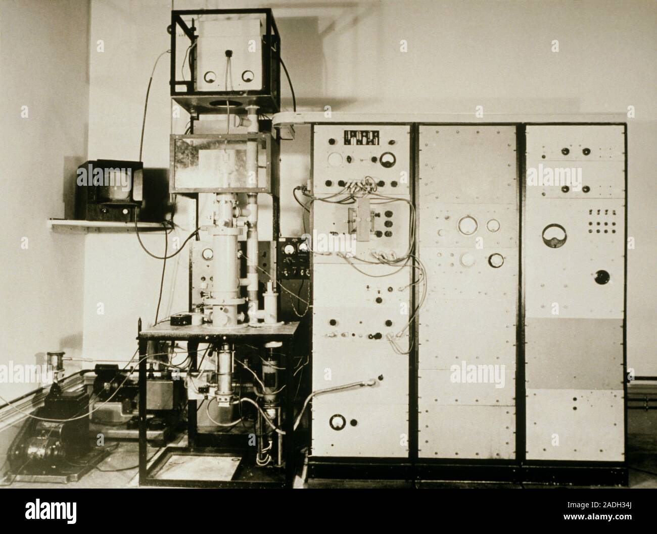 The first Cambridge scanning electron microscope (SEM), photographed at ...