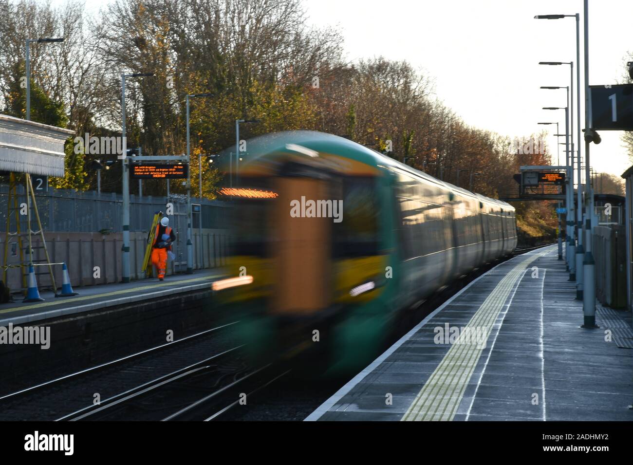 Fast moving thameslink train approaches station platform Stock Photo ...