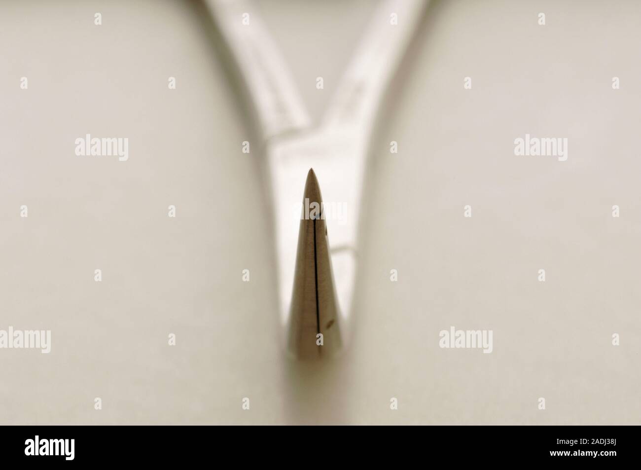 Tendon weaver, for use in cosmetic surgery and orthopaedic surgery ...