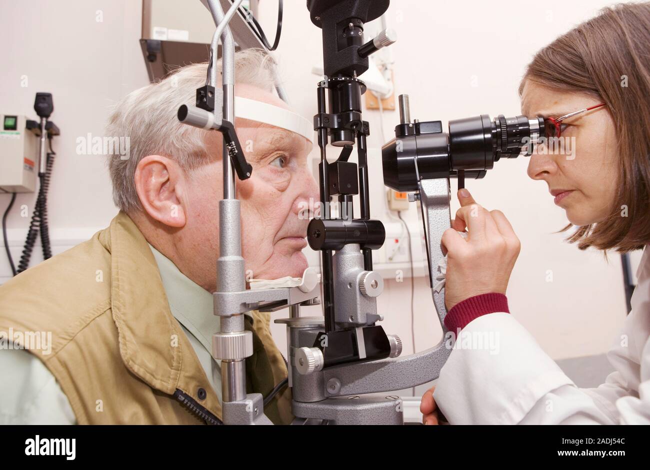 MODEL RELEASED. Eye examination. Patient with mild iritis (inflammation ...