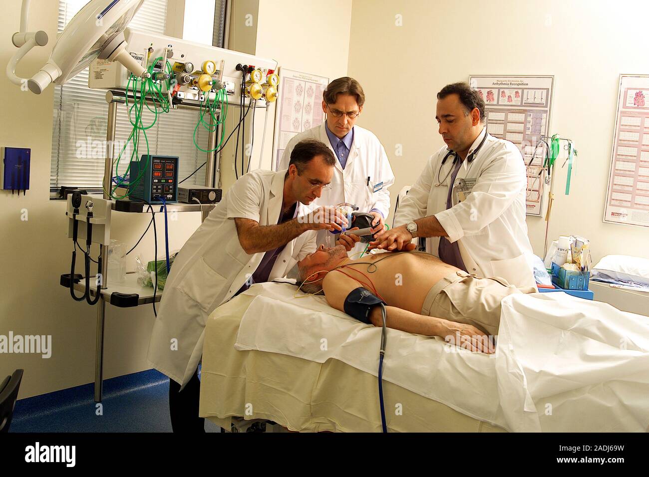 Resuscitation. Doctors performing cardiopulmonary resuscitation (CPR ...