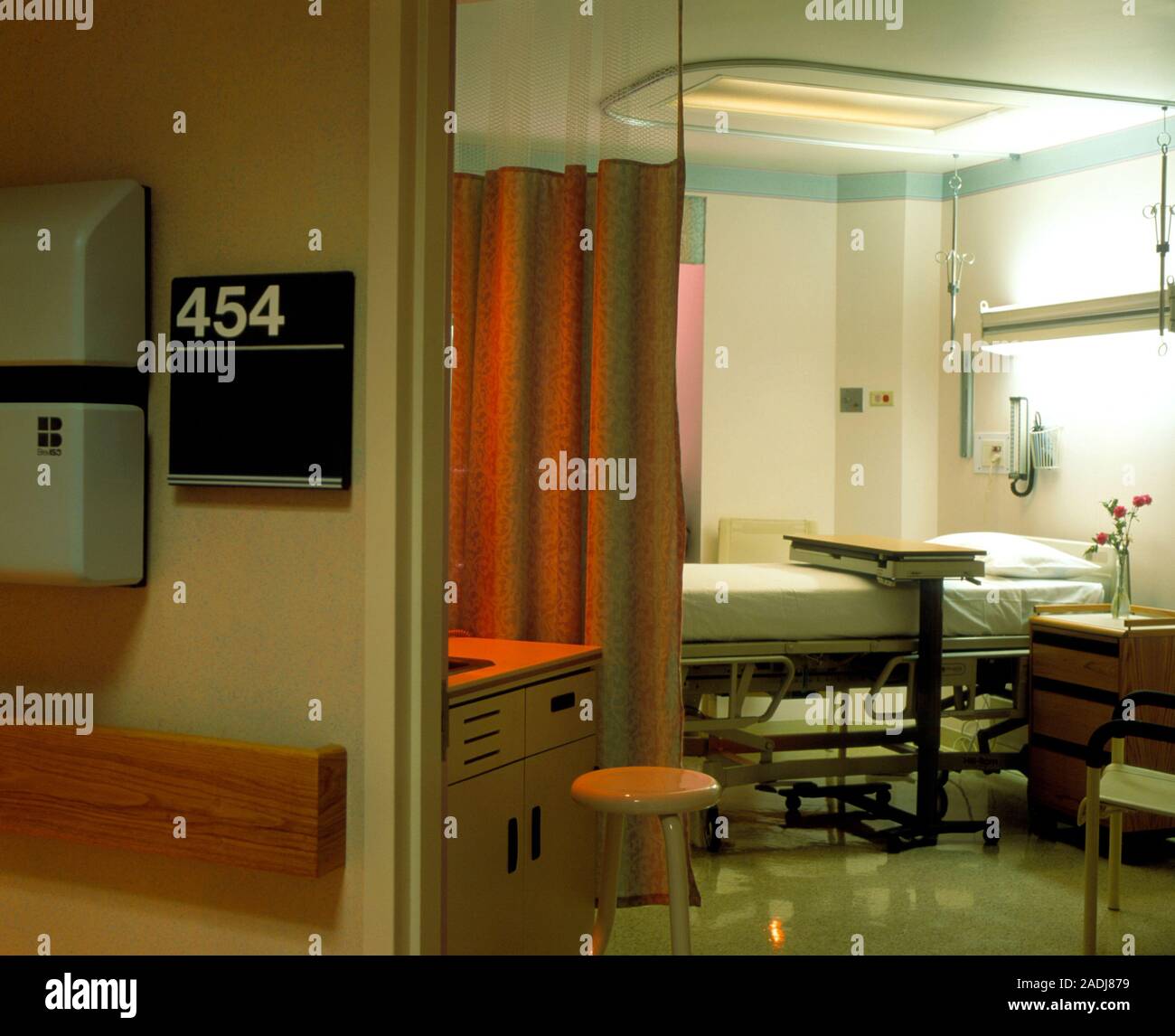Empty hospital room. View of an empty room in a hospital. The bed is ...