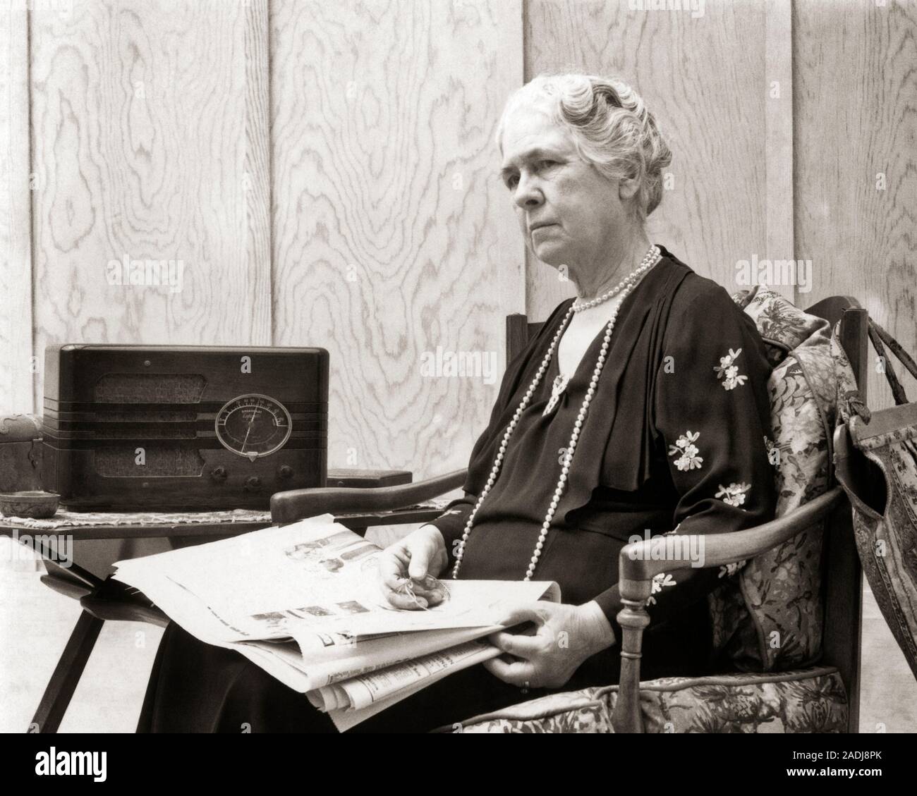 Worried woman 1940s hi-res stock photography and images - Alamy