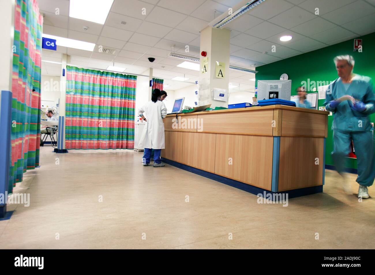 MODEL RELEASED. Doctors and nurses on the accident and emergency ward ...